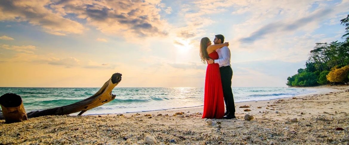 Pre-Wedding Photoshoot in Goa : The Yacht Experience with - Skysail India